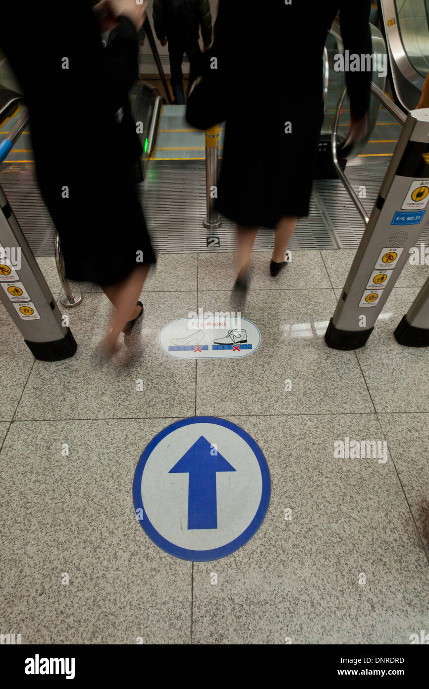 Escalator Sign Stockfotos und -bilder Kaufen - Alamy