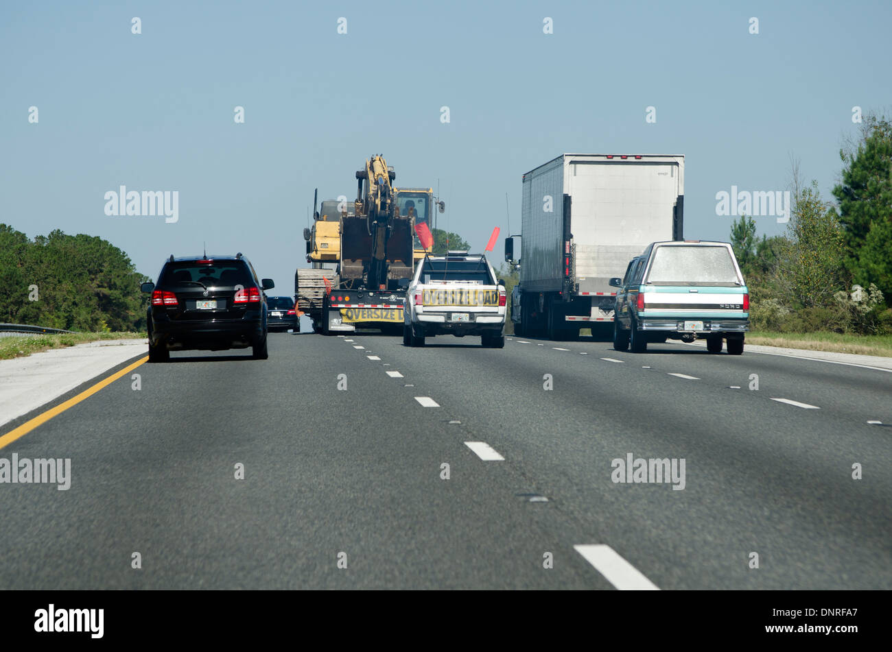 Escort Fahrzeug LKW mit übergroßen Last im mittleren Spur der Autobahn ...