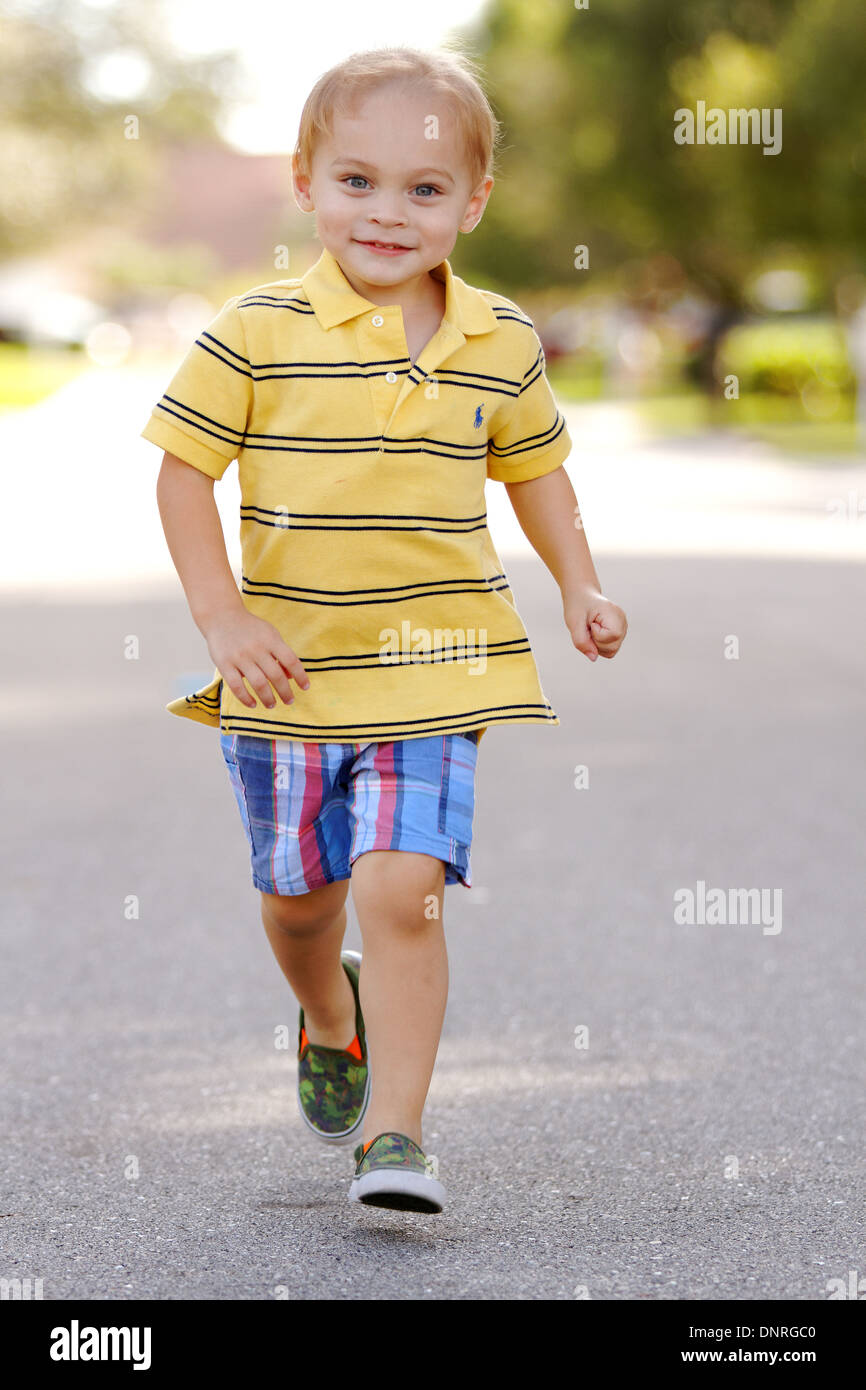 Laufendes kind -Fotos und -Bildmaterial in hoher Auflösung – Alamy