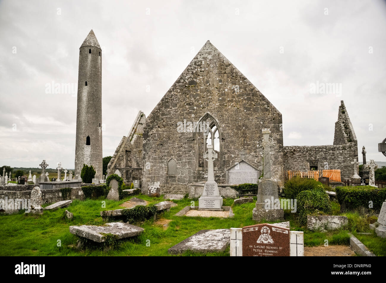 Kilmacduagh abtei -Fotos und -Bildmaterial in hoher Auflösung – Alamy