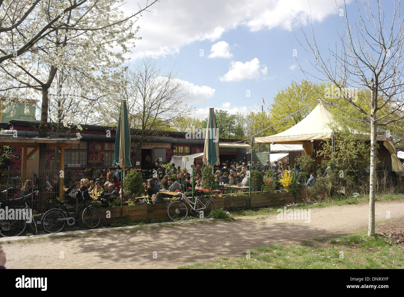 Mauerpark biergarten -Fotos und -Bildmaterial in hoher Auflösung – Alamy