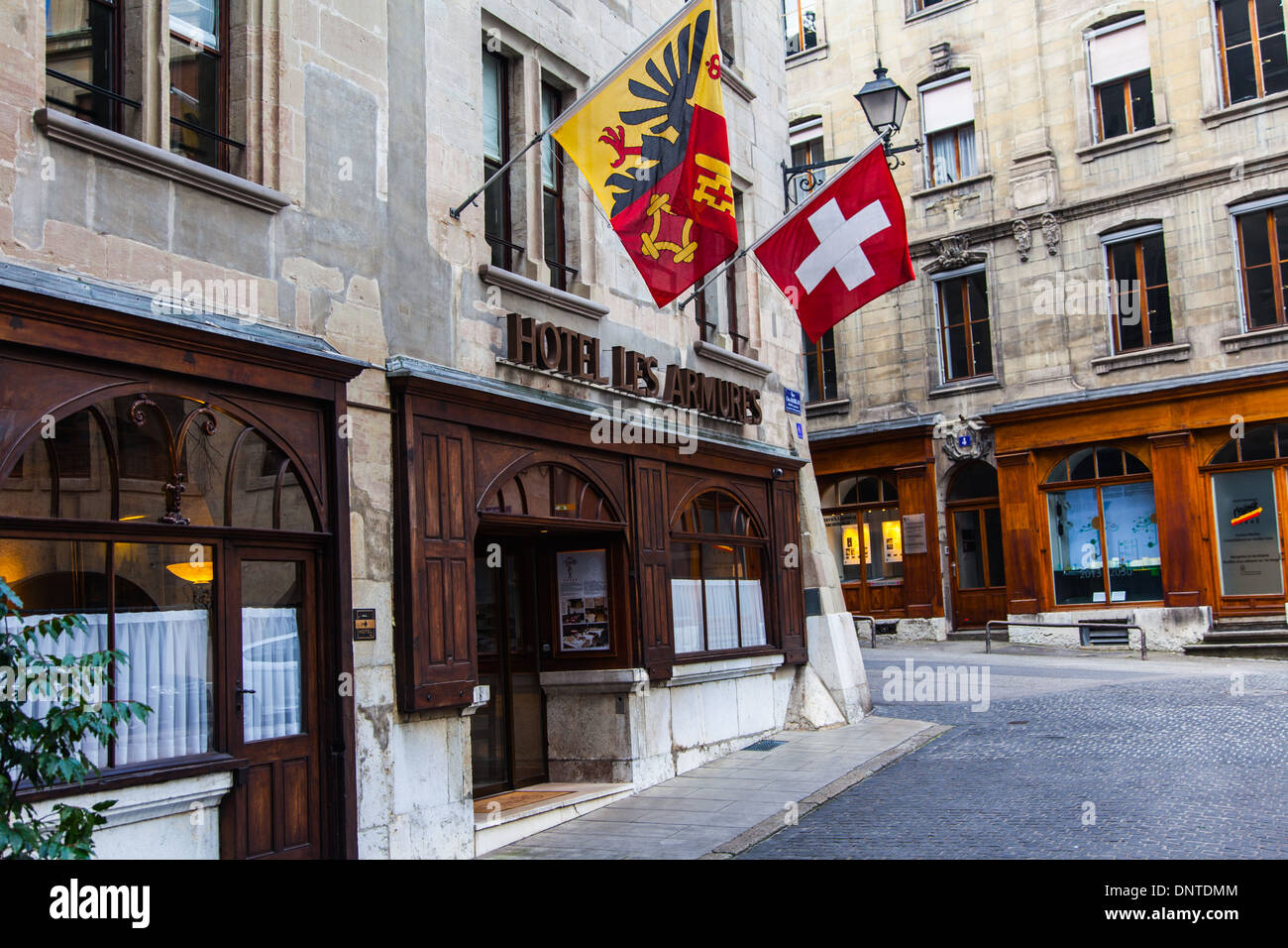Haupteingang des Hotel Les Armures in der Altstadt von Genf, Schweiz ...
