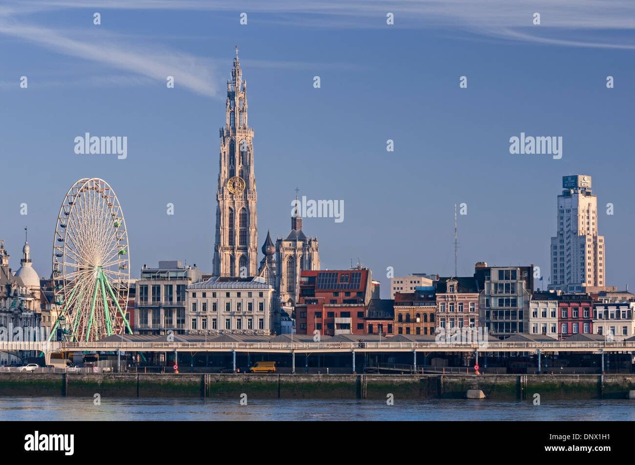Blick auf die Stadt, Kathedrale und Riesenrad mit Torengebouw KBC Turm ...