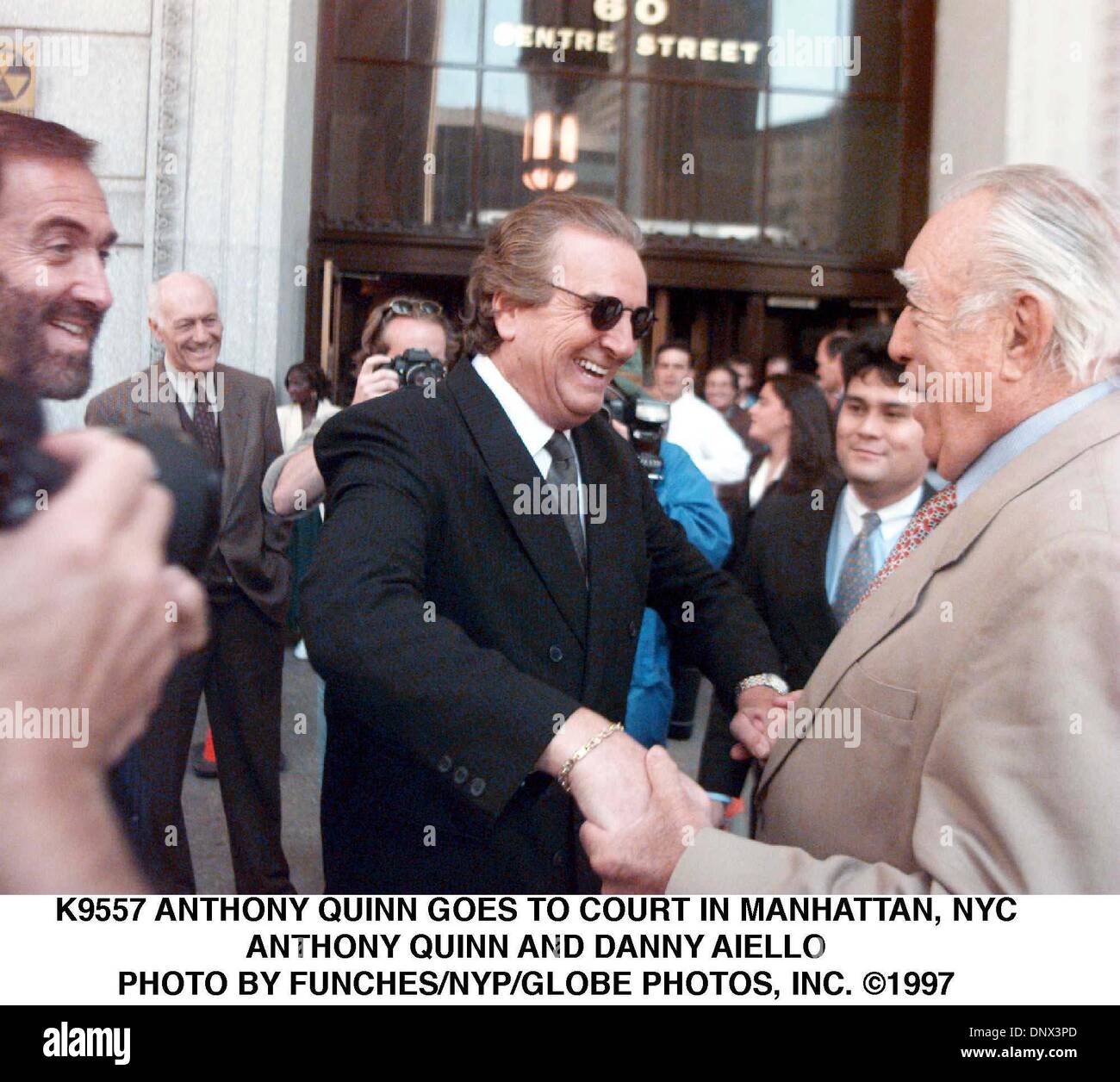 5. Juni 2001 - Manhattan, NEW YORK - Anthony Quinn begrüßt auf den ...