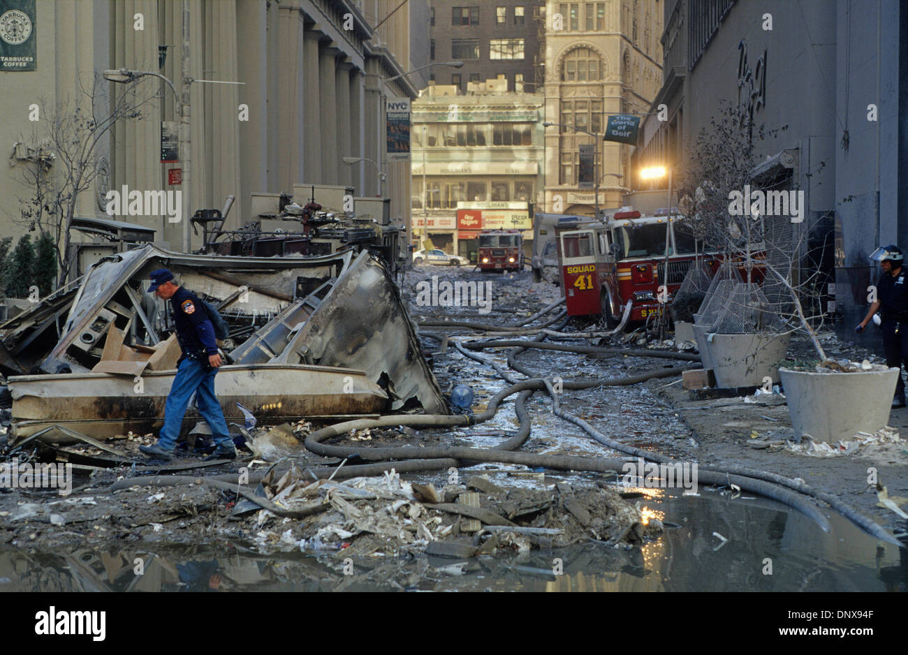 Sept. 12, 2001 - New York, New York, USA - Cortlandt Street, direkt ...
