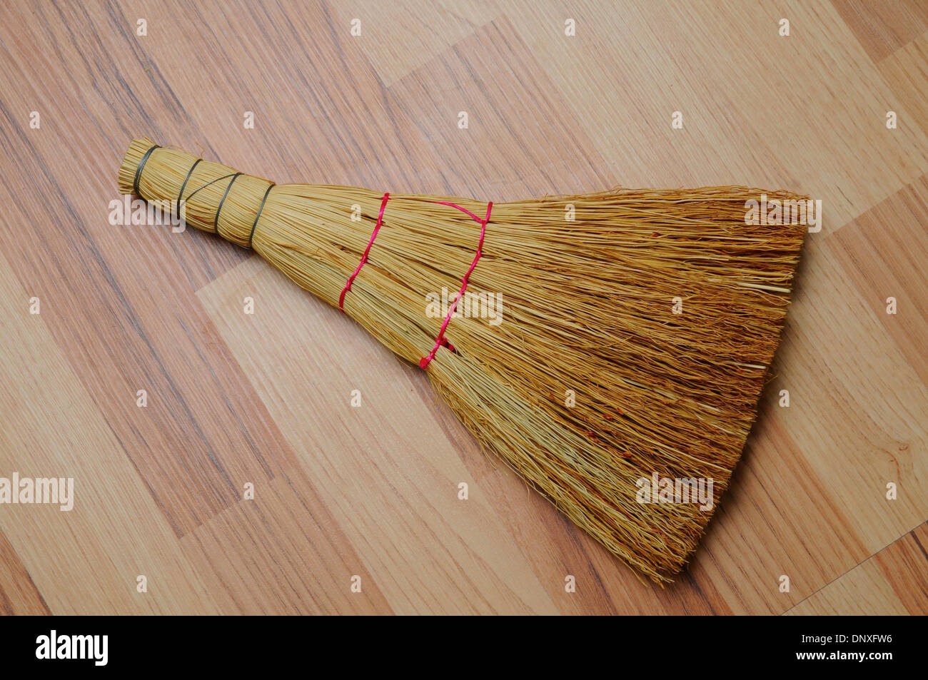 Magischer besen -Fotos und -Bildmaterial in hoher Auflösung – Alamy