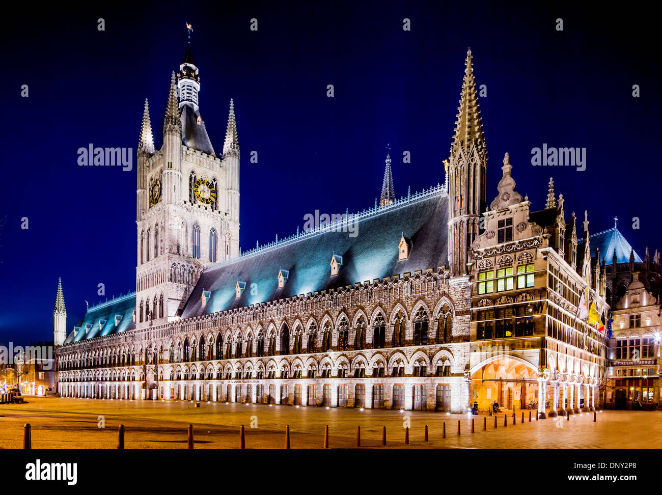 Die tuchhalle von ypern -Fotos und -Bildmaterial in hoher Auflösung – Alamy