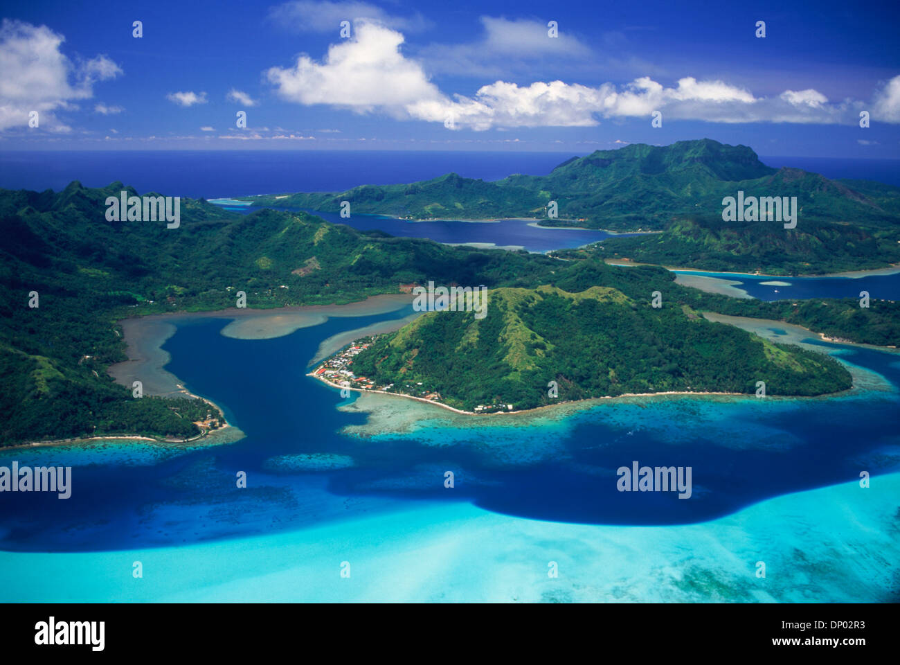 Luftaufnahme der Insel Raiatea in Französisch-Polynesien ...