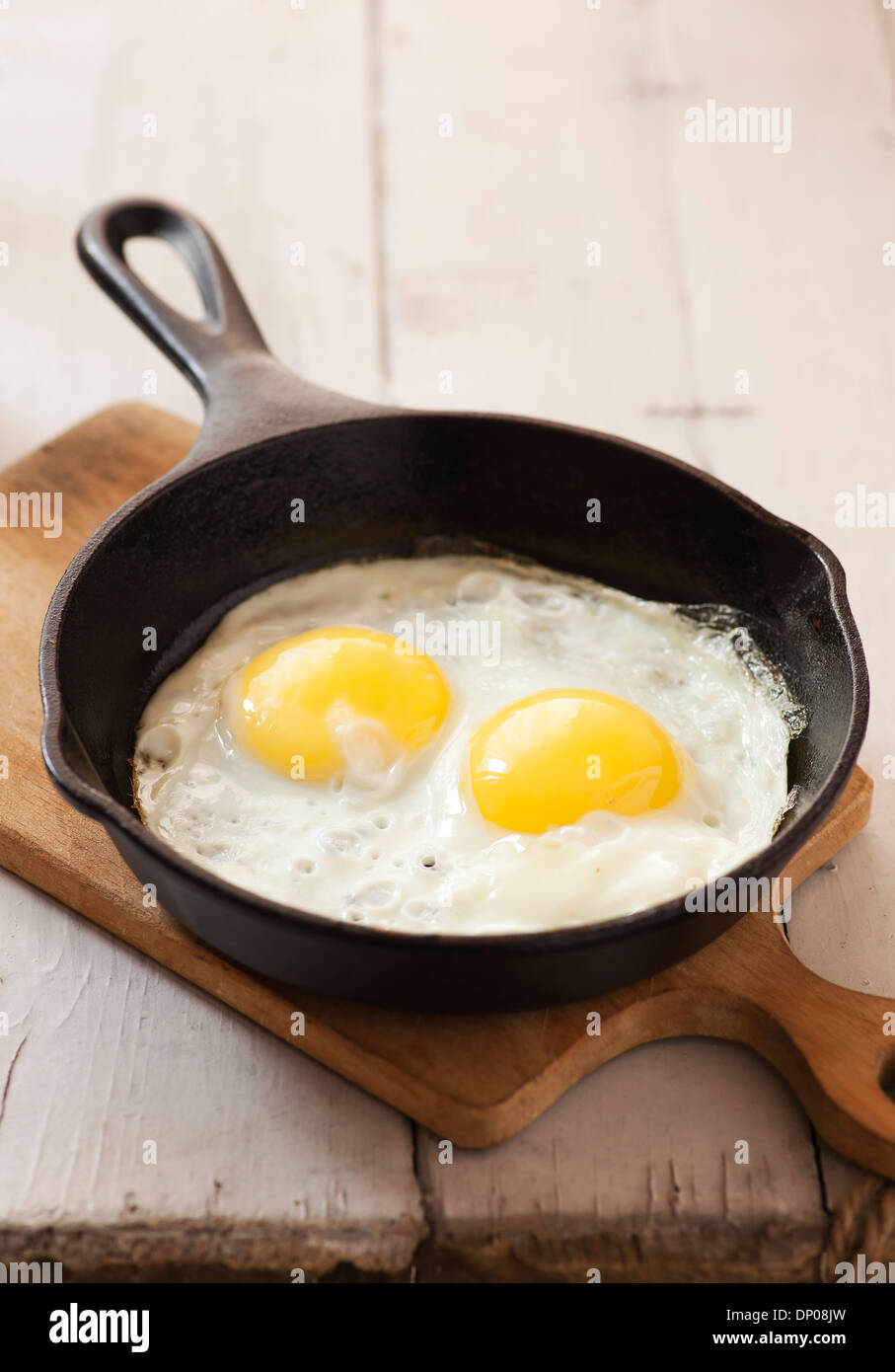 Zwei Eigelb Ei Stockfotos und -bilder Kaufen - Alamy