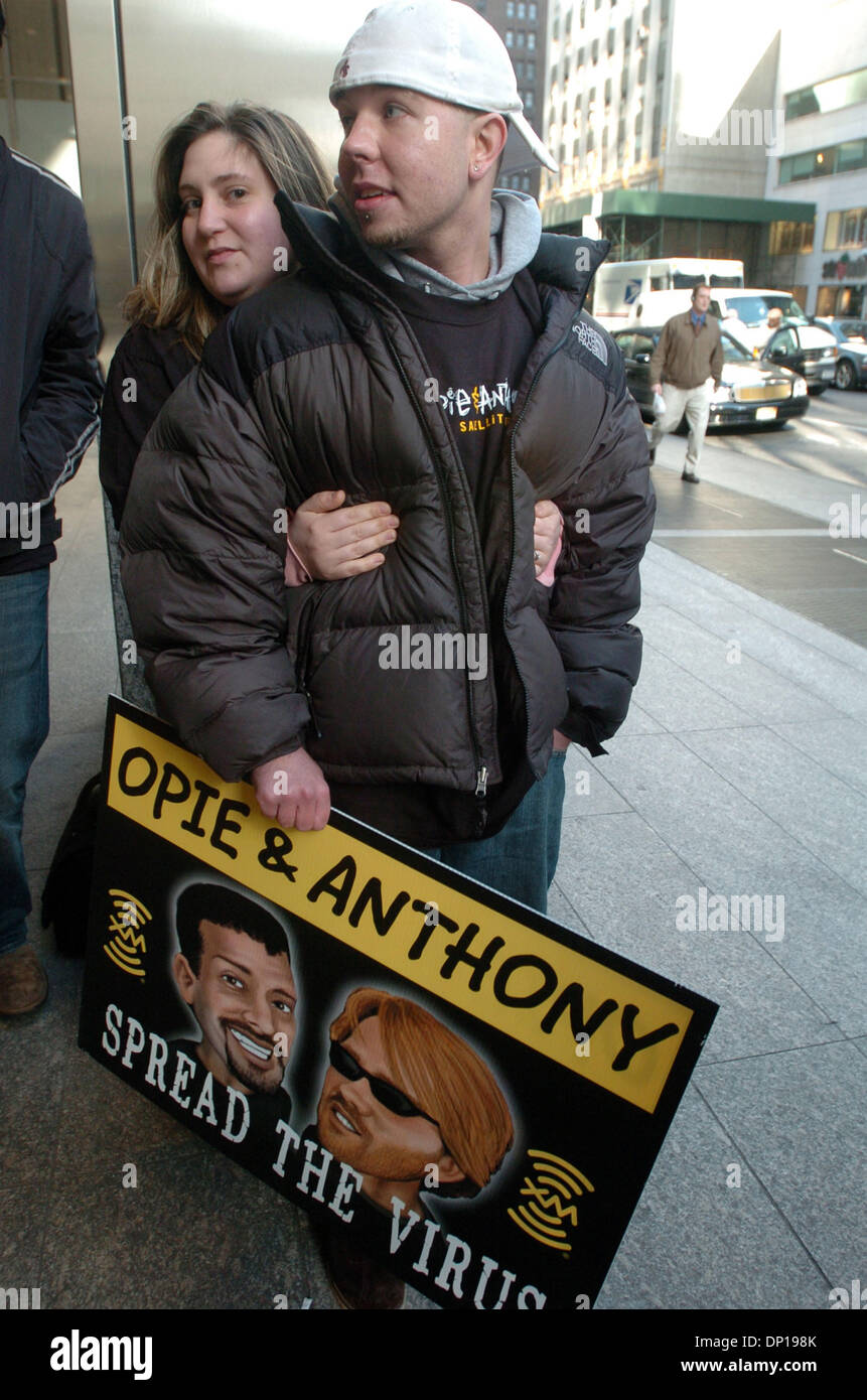 26. April 2006; Manhattan, New York, USA; Fans der Opie und Anthony ...