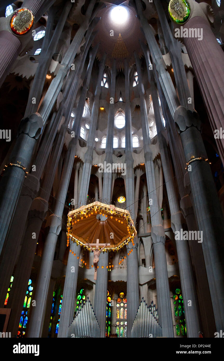 Kruzifix und altar in der basilika -Fotos und -Bildmaterial in hoher Auflösung – Alamy