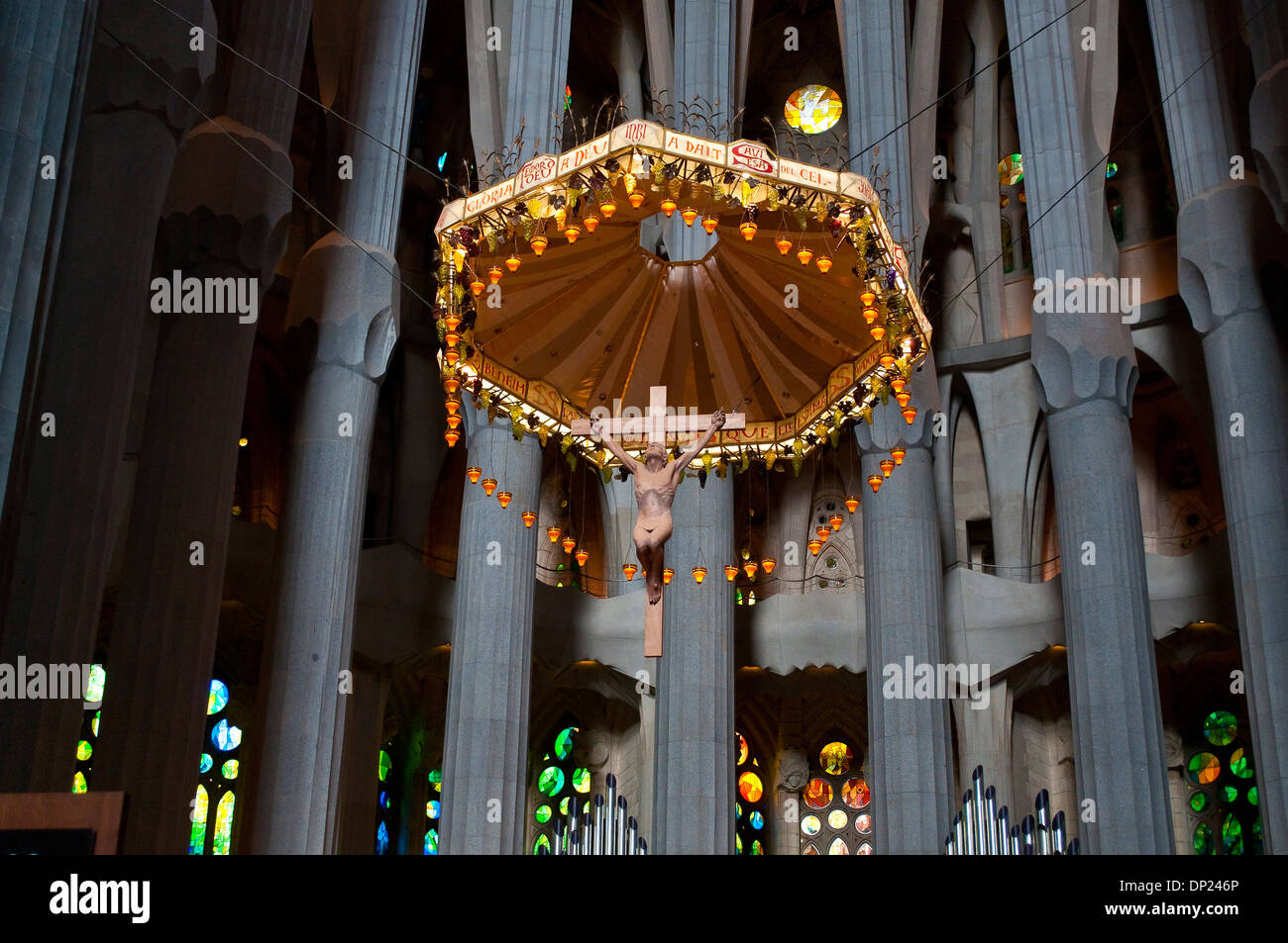 Altar mit Skulptur von Jesus am Kreuz, Innere der Sagrada Familia, Barcelona, Katalonien ...