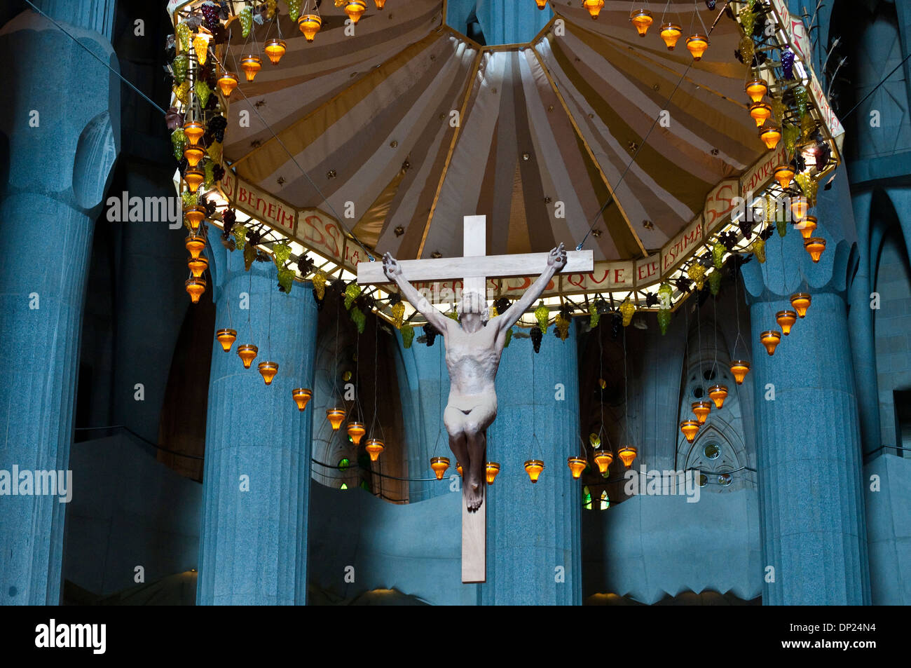 Altar mit Skulptur von Jesus am Kreuz, Innere der Sagrada Familia, Barcelona, Katalonien ...