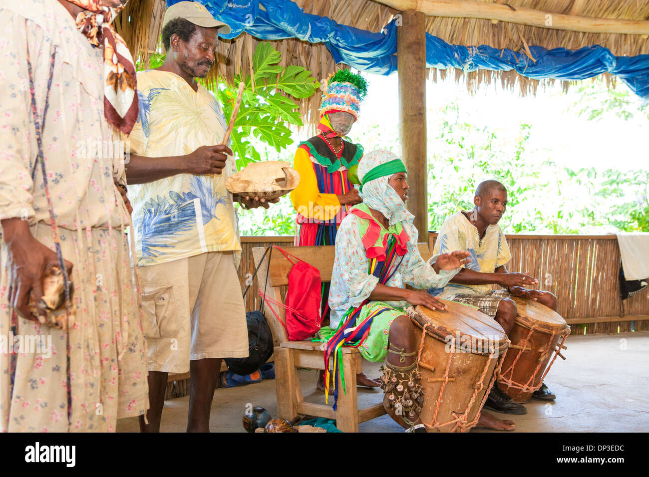 In traditionellen Kostümen zeigen Garifuna Tänzer ihre kulturellen ...