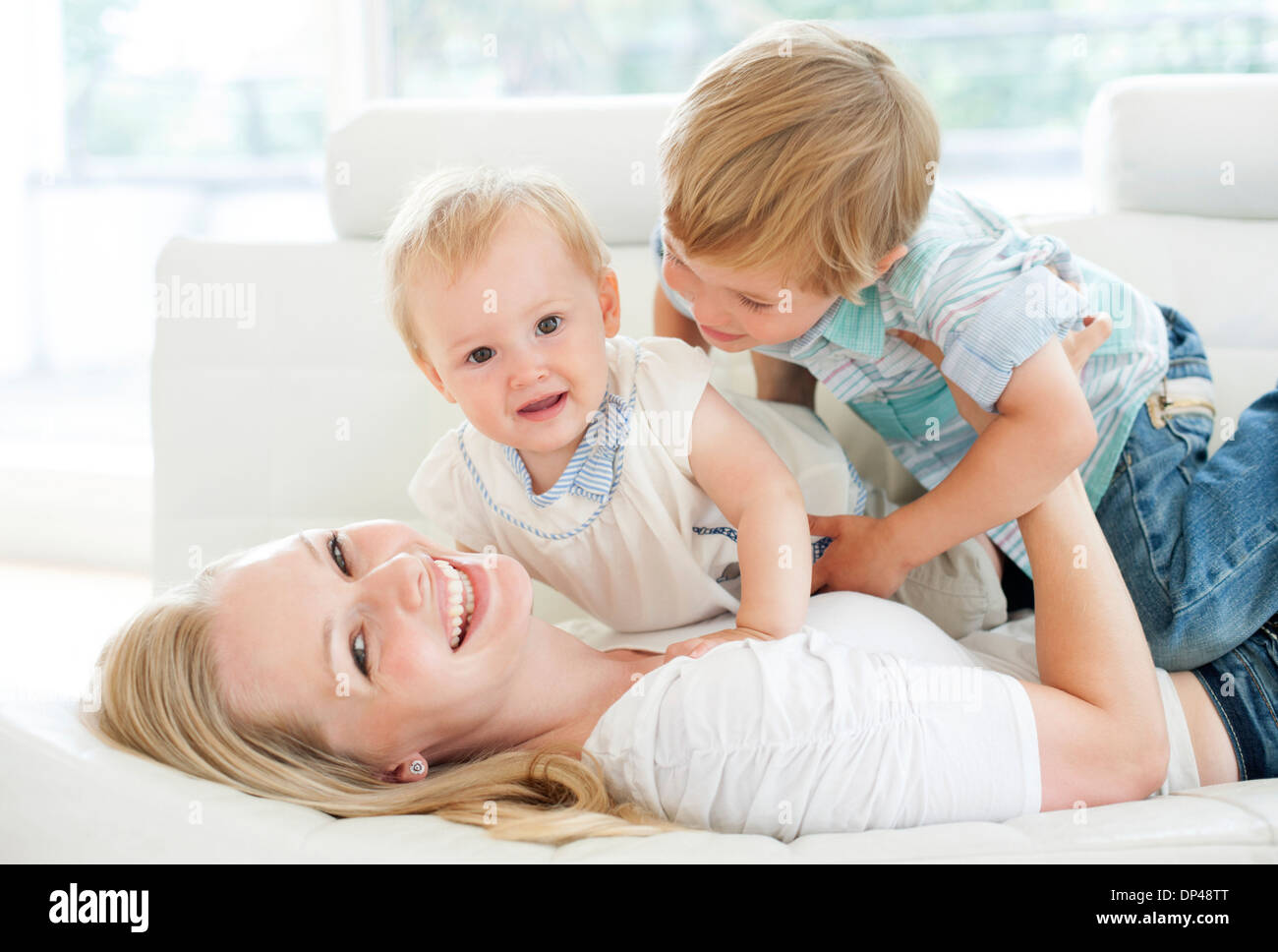 Frauen drei kinder -Fotos und -Bildmaterial in hoher Auflösung – Alamy