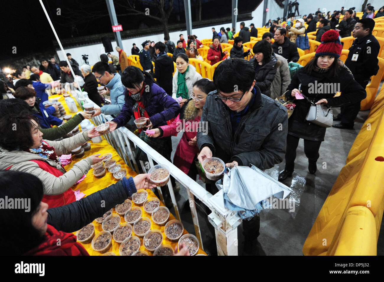 Hangzhou, China Zhejiang Provinz. 8. Januar 2014. Besucher erhalten ...