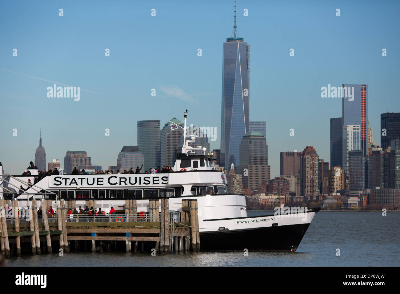 Touristen in einem boot, das die freiheitsstatue schaut -Fotos und ...