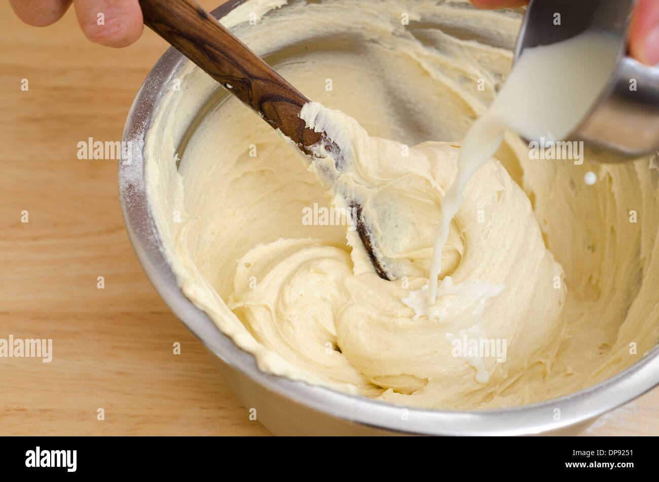Mit Holzlöffel mischen Hände Kuchen Zutaten unter Rühren Milch ...
