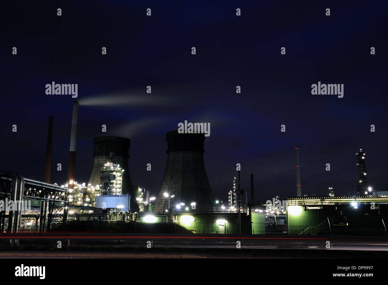 Shell oil refinery cologne -Fotos und -Bildmaterial in hoher Auflösung ...