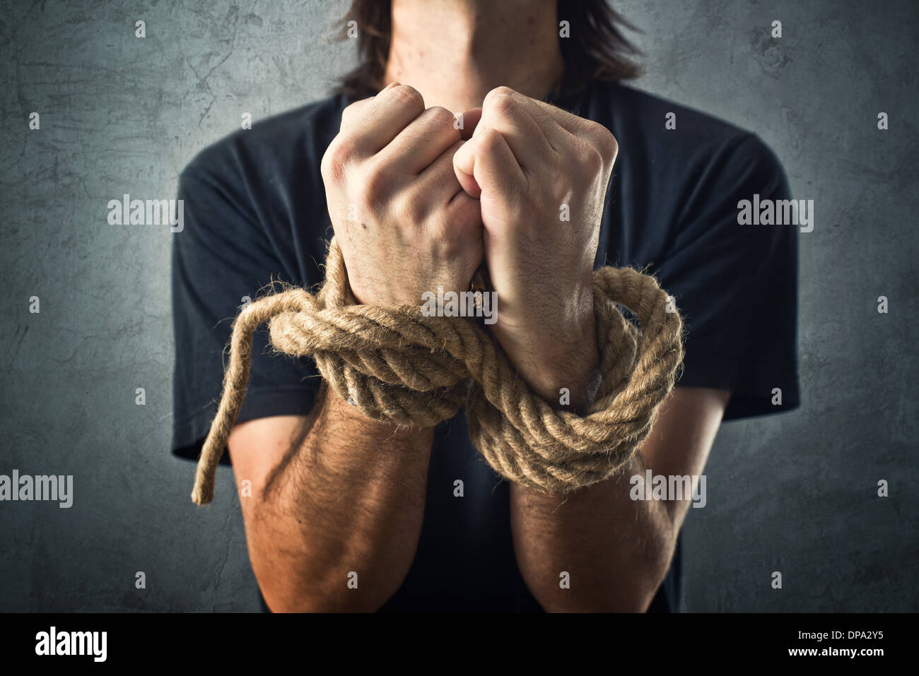 Hände gebunden -Fotos und -Bildmaterial in hoher Auflösung – Alamy