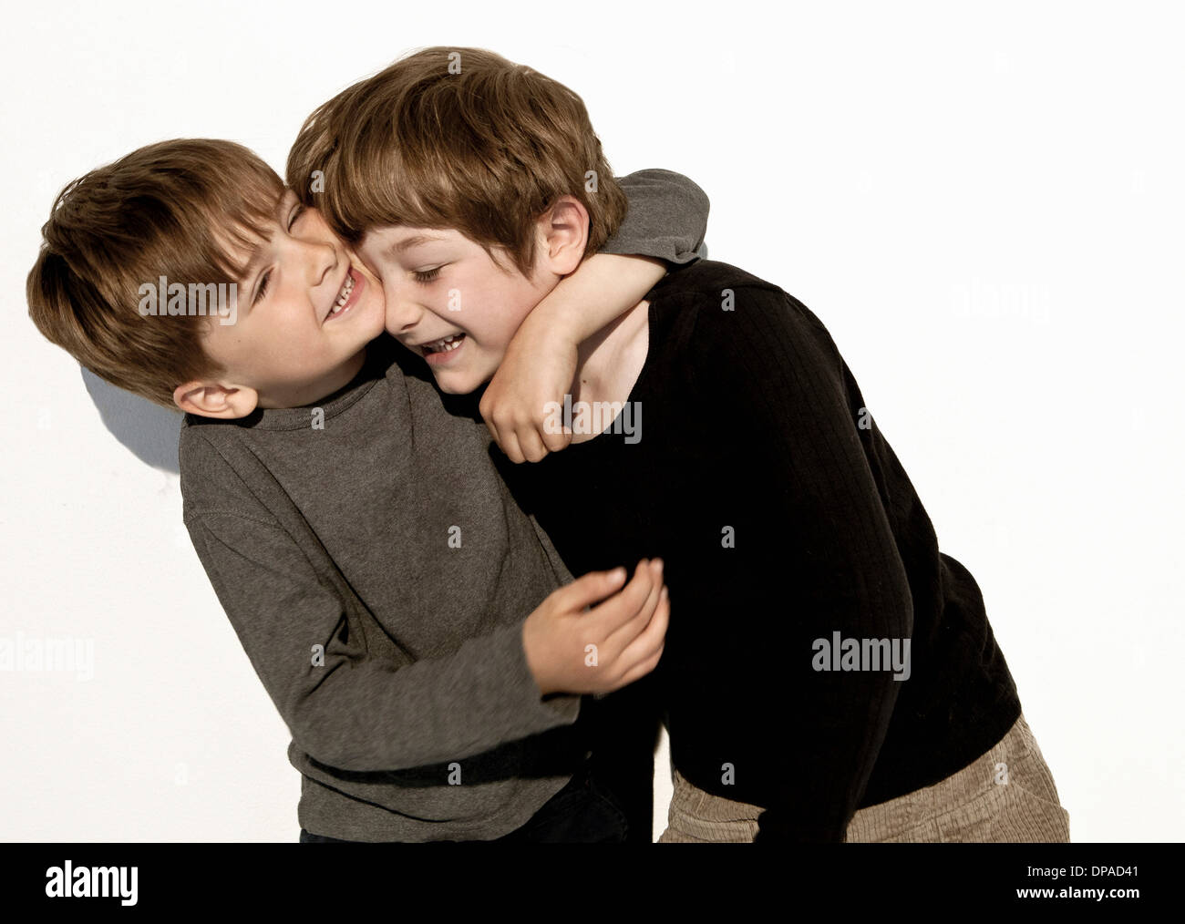 Two brothers boys children fighting -Fotos und -Bildmaterial in hoher ...
