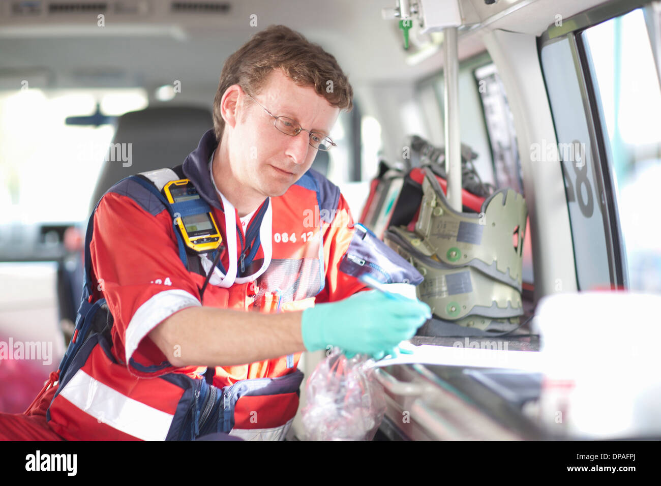 Sanitäter im Krankenwagen, die Überprüfung der Liste der Geräte ...