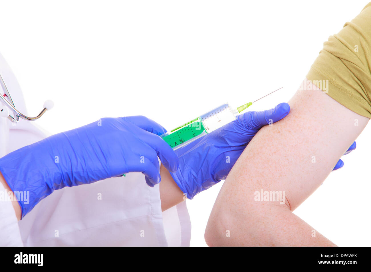 Weibliche Hände der Arzt oder eine Krankenschwester mit Spritze geben ...