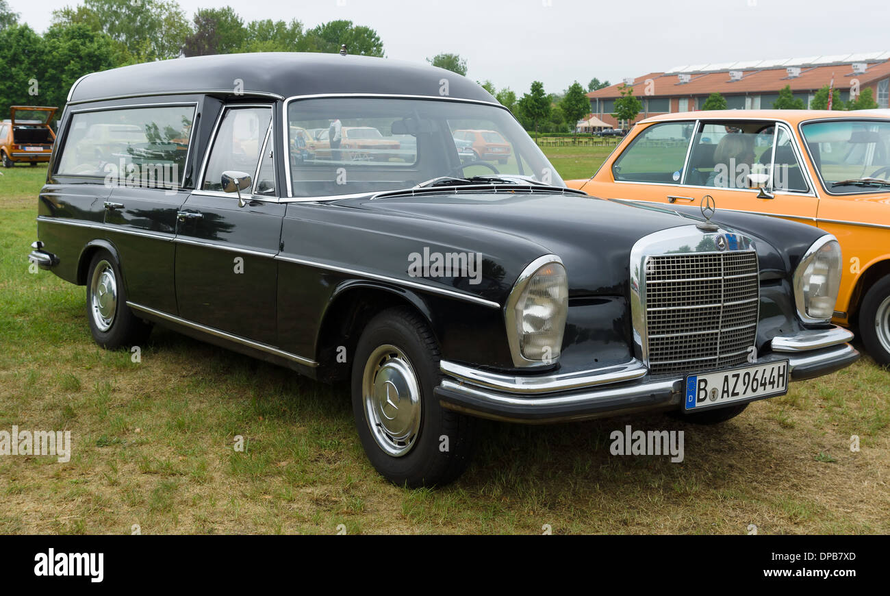 Leichenwagen Mercedes-Benz W108 Stockfotografie - Alamy