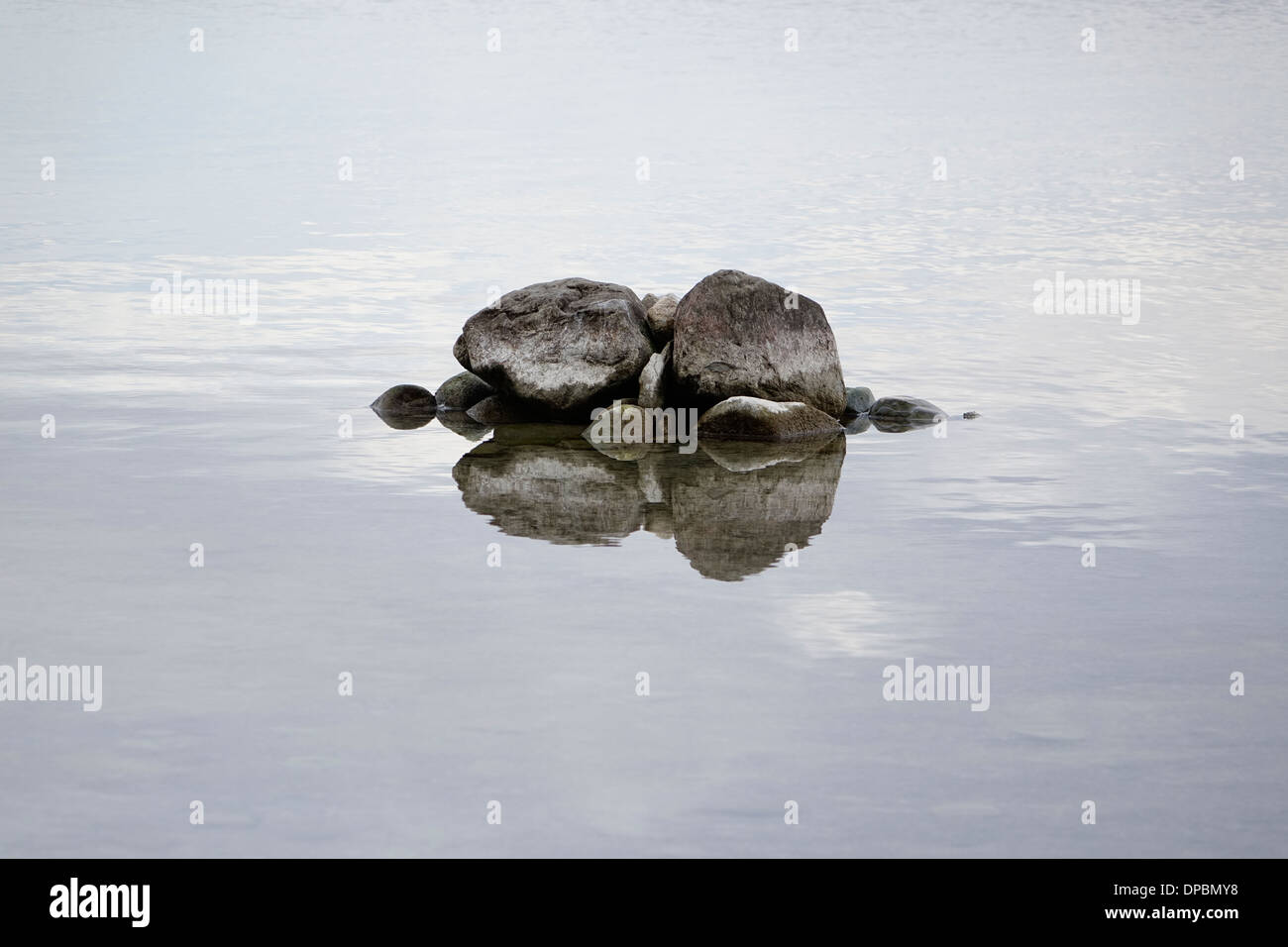 See und steine -Fotos und -Bildmaterial in hoher Auflösung – Alamy