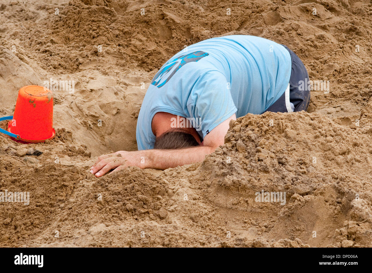 Kopf in sand -Fotos und -Bildmaterial in hoher Auflösung – Alamy