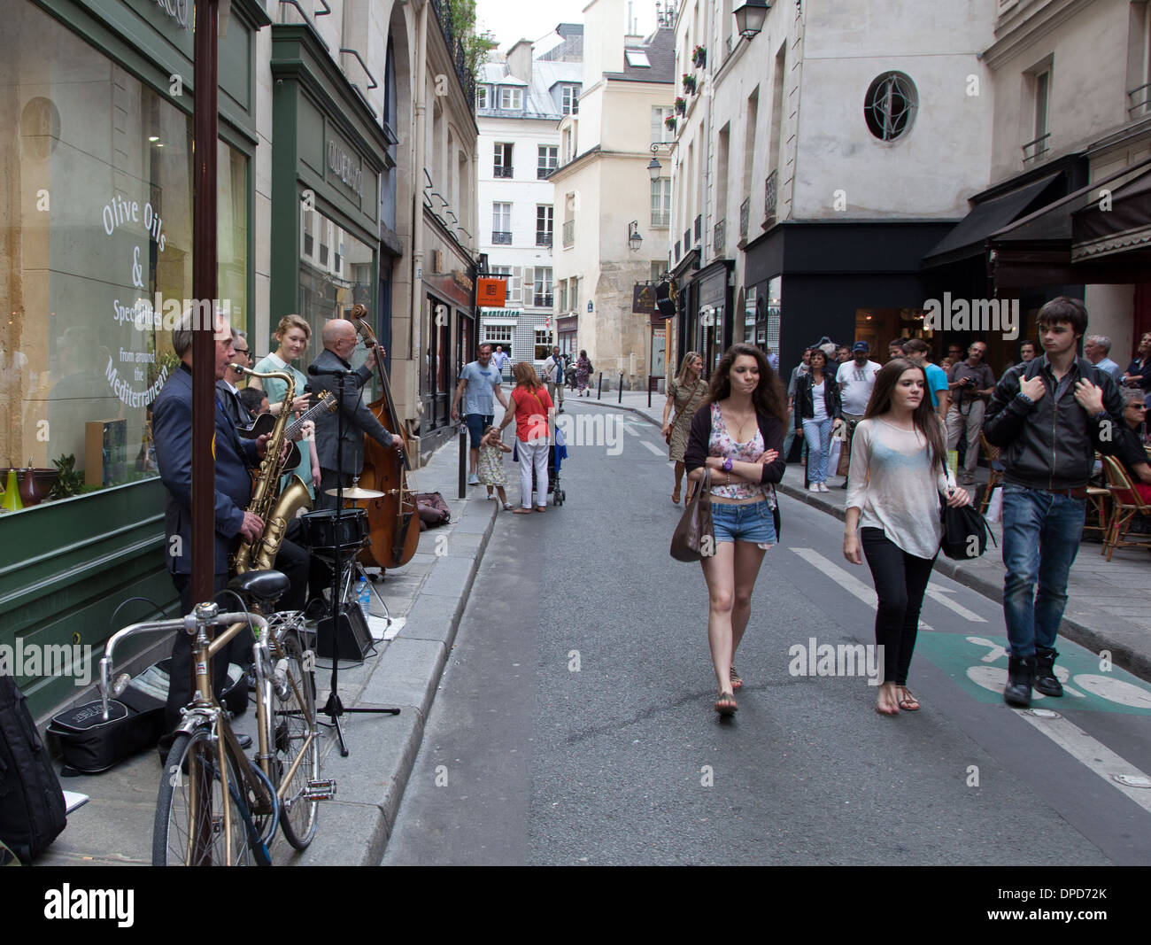 Paris street band -Fotos und -Bildmaterial in hoher Auflösung – Alamy
