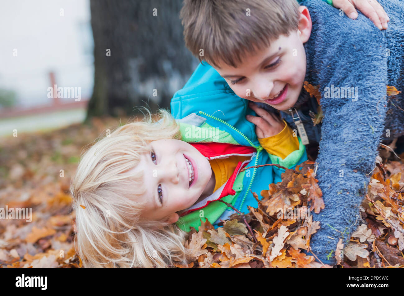 Zwei kleine jungen -Fotos und -Bildmaterial in hoher Auflösung – Alamy