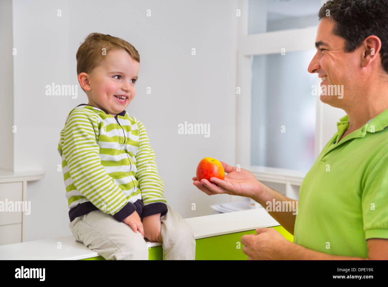 Junge, der essen gibt -Fotos und -Bildmaterial in hoher Auflösung – Alamy