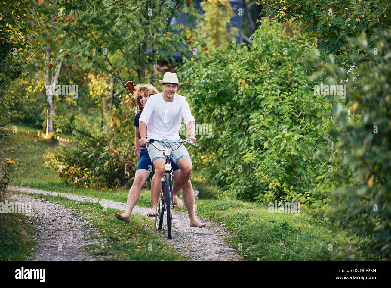 Junge barfuss teenager männlich -Fotos und -Bildmaterial in hoher ...