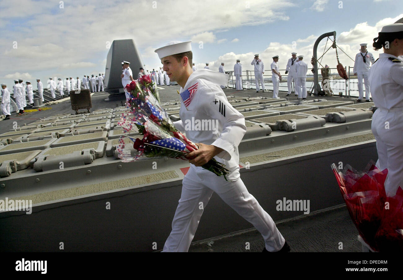 (Veröffentlicht 26.04.2003, a-14): Gunner es Mate Joshua Stout beeilte ...