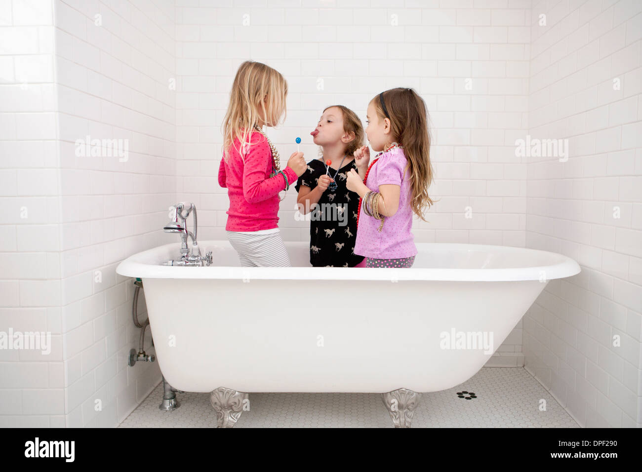 Drei mädchen in der badewanne -Fotos und -Bildmaterial in hoher ...