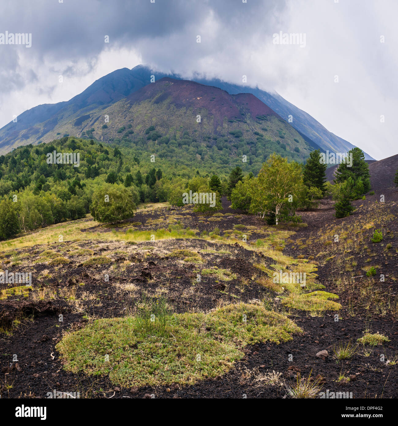 Lava flow from etna volcano -Fotos und -Bildmaterial in hoher Auflösung ...