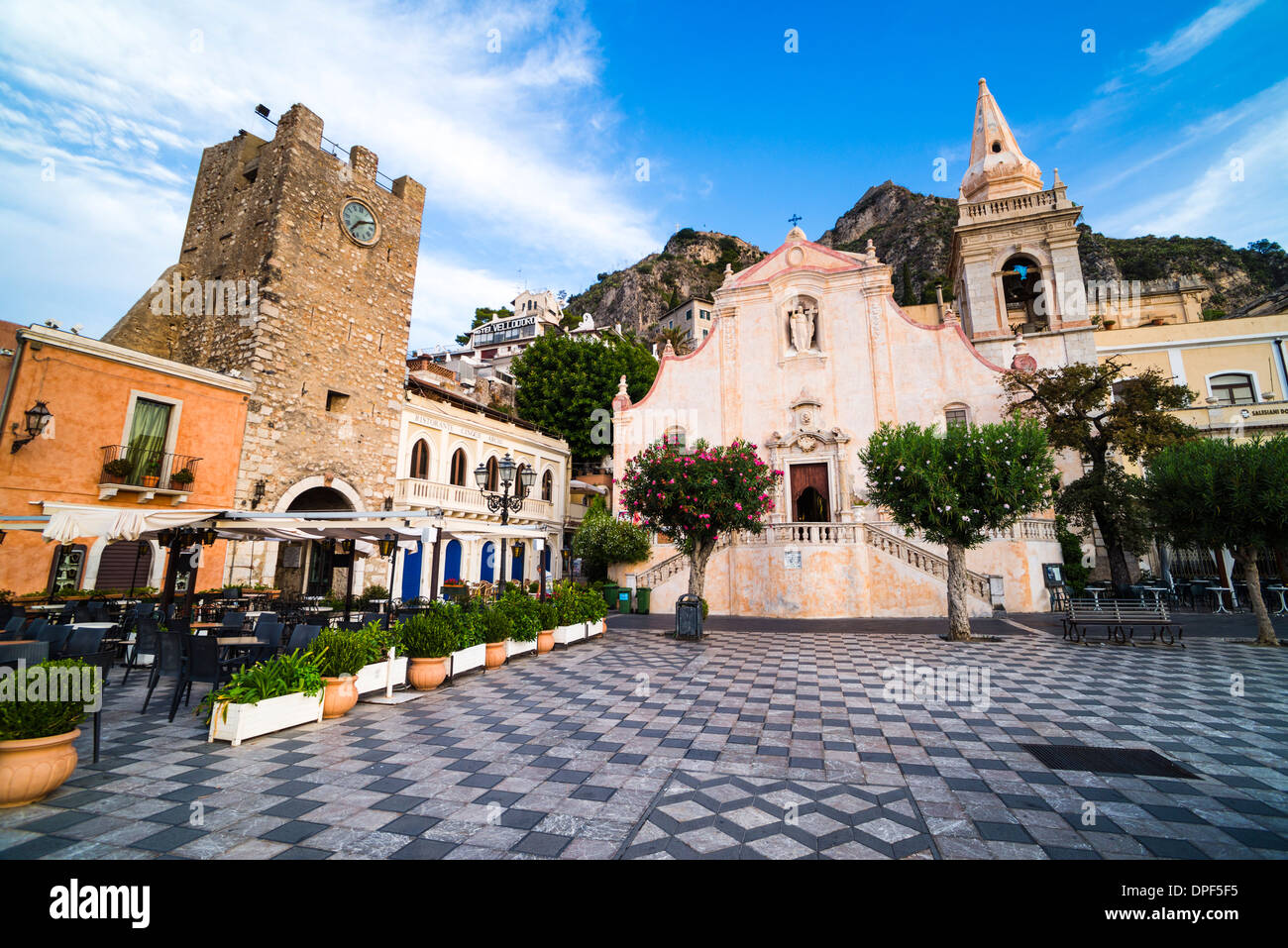 Piazza ix aprile taormina sicily -Fotos und -Bildmaterial in hoher ...