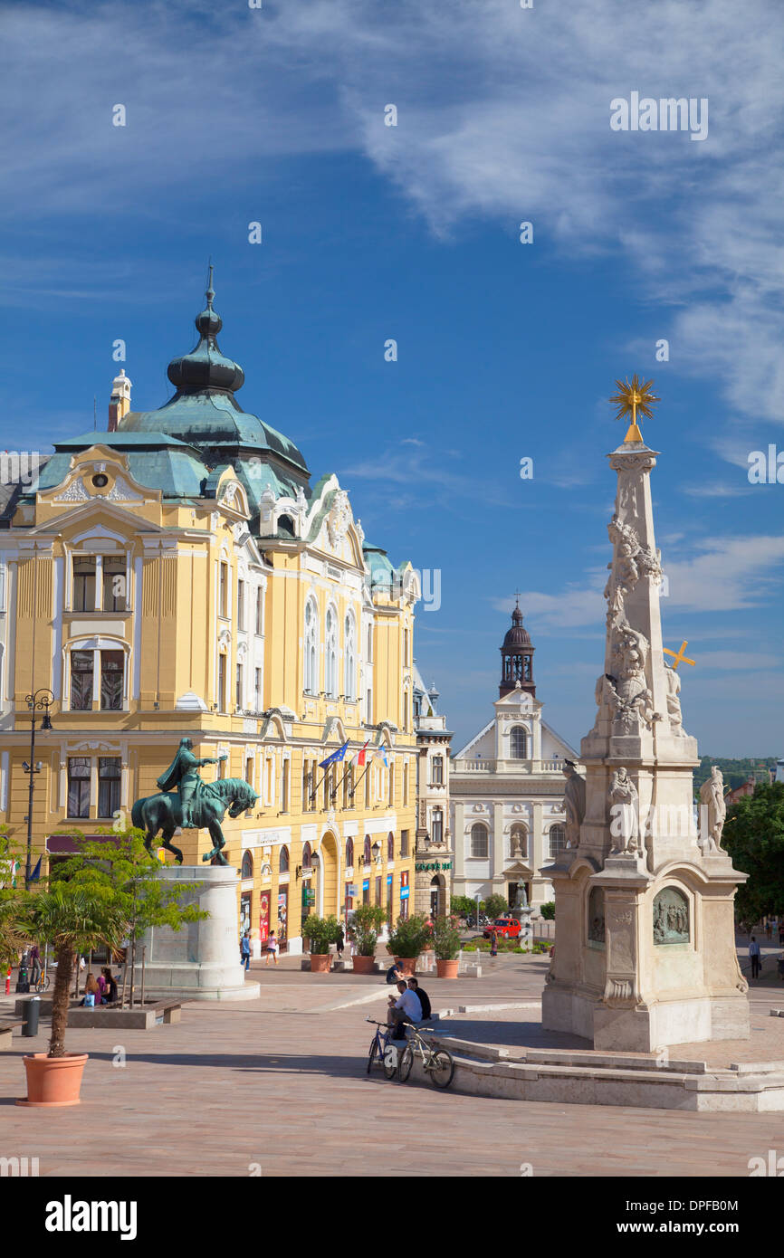 Dreifaltigkeitssäule und Rathaus in Szechenyi Platz, Pecs, Süd ...