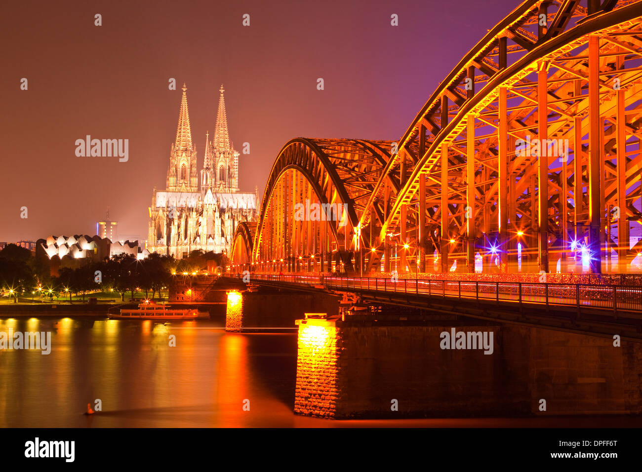 Kölner dom nacht -Fotos und -Bildmaterial in hoher Auflösung – Alamy
