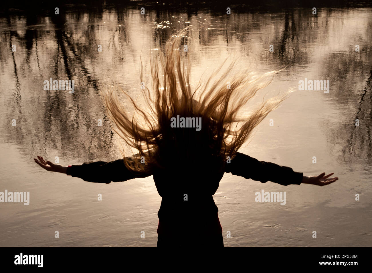 Haare fliegen aus -Fotos und -Bildmaterial in hoher Auflösung – Alamy