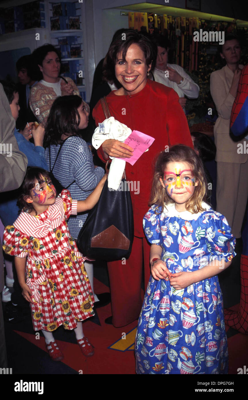 6. April 2006 - 03-19-1996.KATIE-COURIC und Tochter ELLIE (rot)-New ...