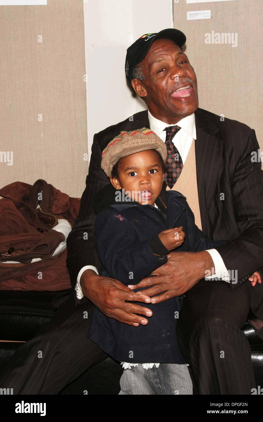 7. April 2006 - New York, New York, USA - DANNY GLOVER und RITA MARLEY ...