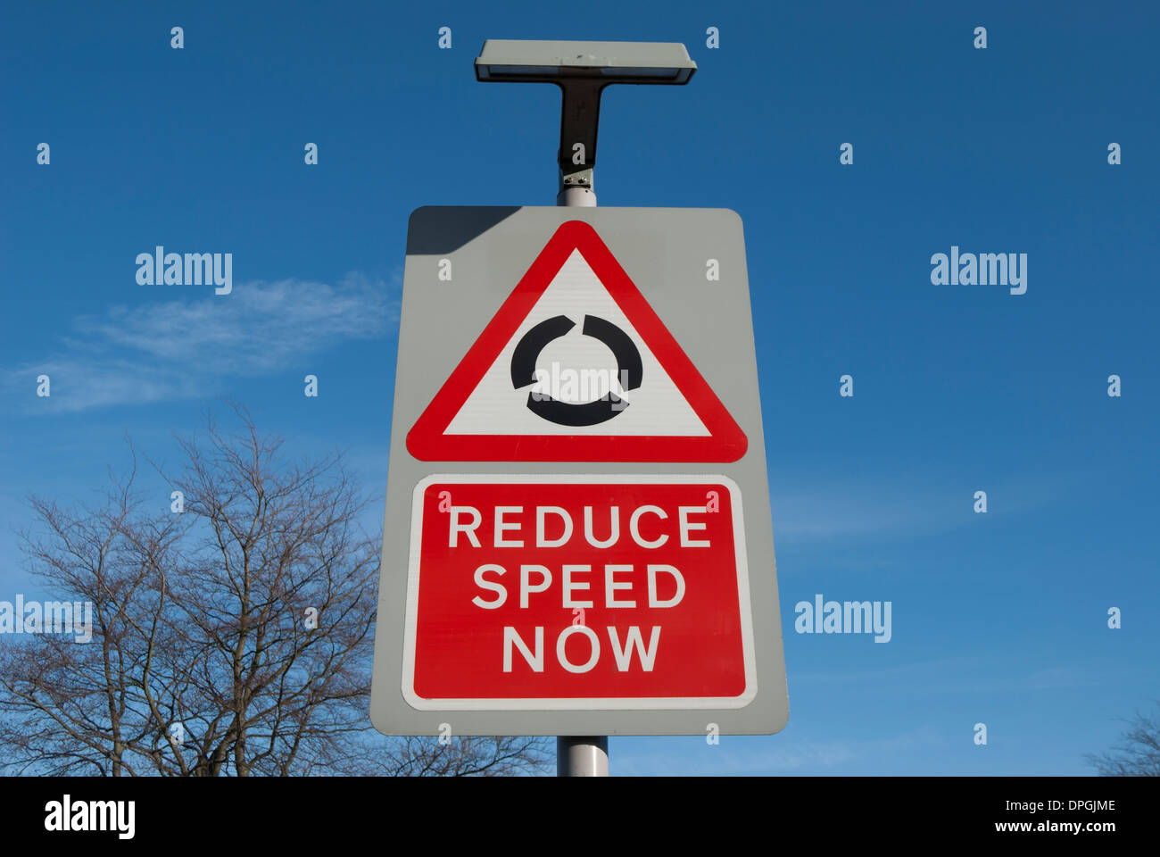 Reduce speed signs -Fotos und -Bildmaterial in hoher Auflösung – Alamy