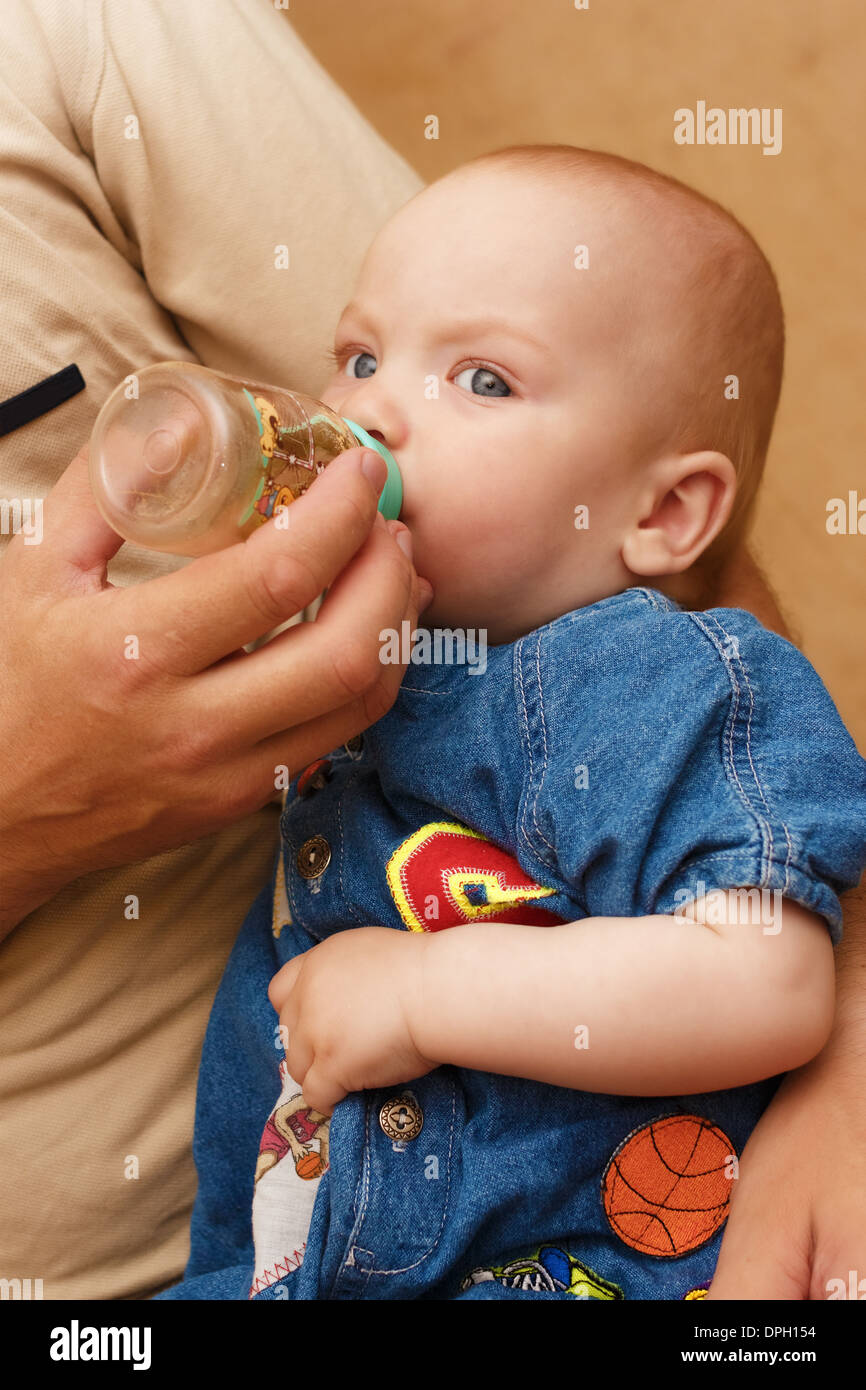 Baby milk bottle father -Fotos und -Bildmaterial in hoher Auflösung – Alamy