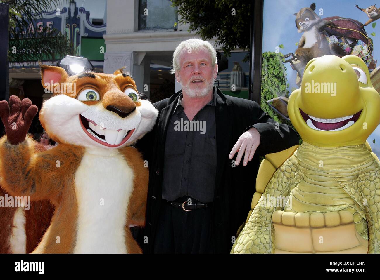 Hammy over the hedge -Fotos und -Bildmaterial in hoher Auflösung – Alamy