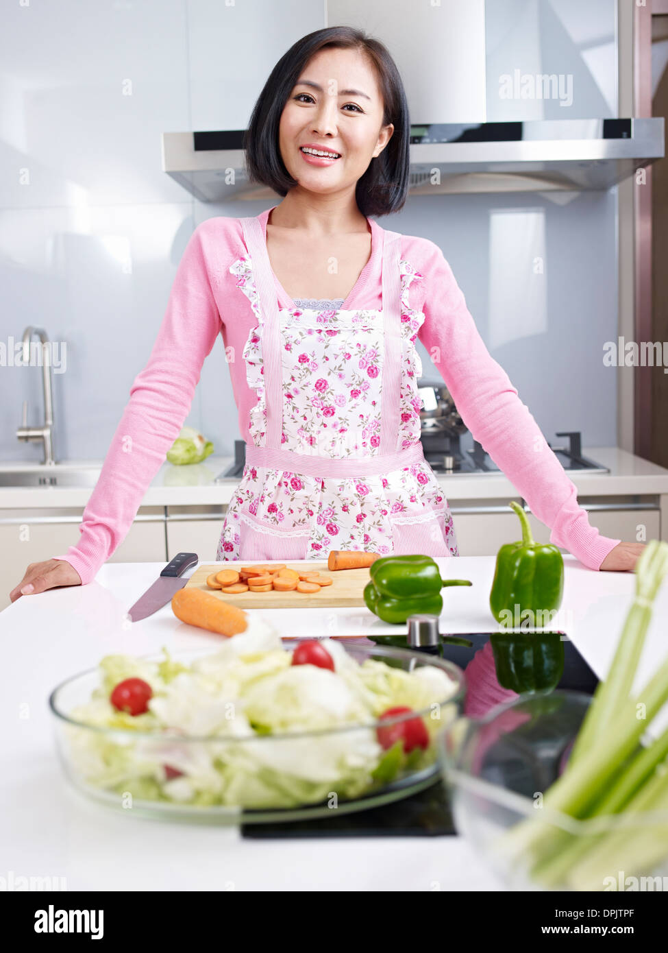 Moderne hausfrau -Fotos und -Bildmaterial in hoher Auflösung – Alamy