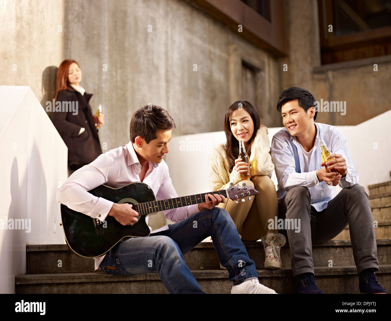 Menschen auf der straße -Fotos und -Bildmaterial in hoher Auflösung – Alamy