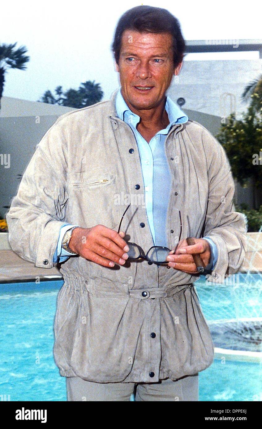 Roger moore credit -Fotos und -Bildmaterial in hoher Auflösung – Alamy