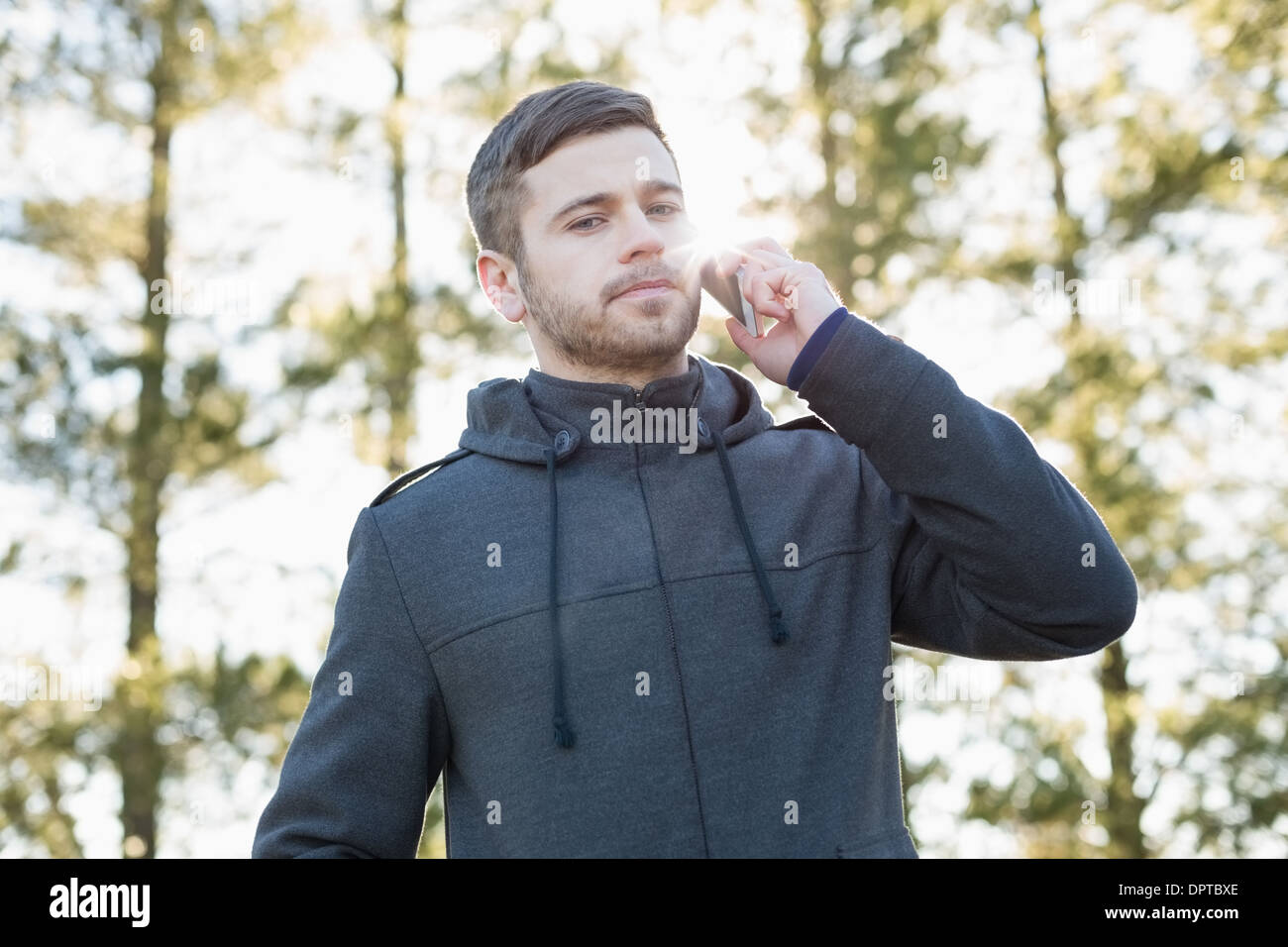 Ernster Mann mit Handy im freien Stockfotografie - Alamy